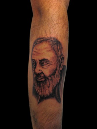 padre pio in nero web.jpg :: Tattoo Studio Roma The Japanese Arts